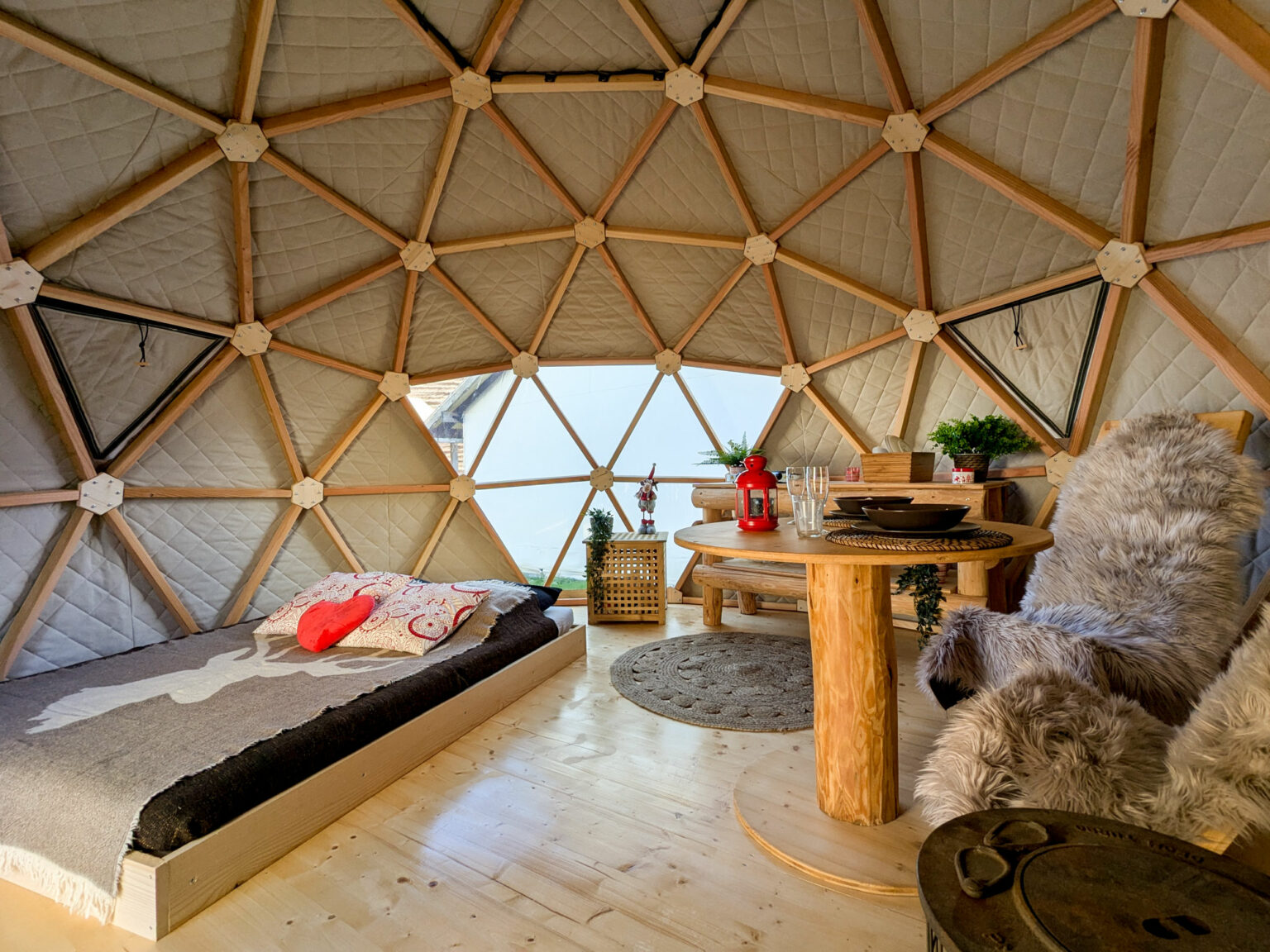 Dôme géodésique isolé 4 saisons pour hébergement et méditation